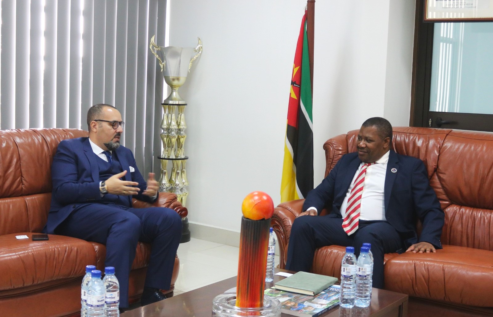 Secretário de Estado na Cidade de Maputo recebe embaixador da Argélia ...