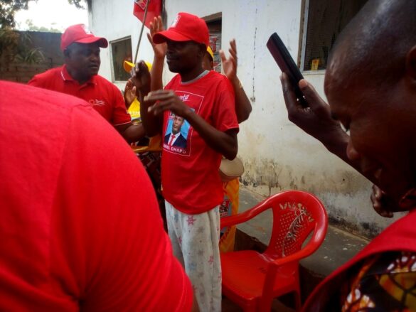 Líder tradicional regressa à Frelimo - Jornal Notícias