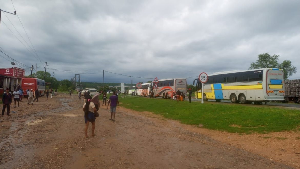 Retomada circulação de viaturas na N1 em Sofala - Jornal Notícias
